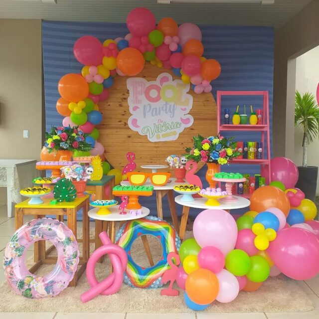 Pool party: como fazer uma festa colorida e divertida na piscina