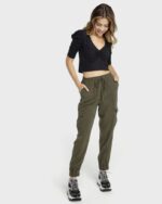 Calça cargo: 20 looks para se inspirar e usar a peça estilosa do momento