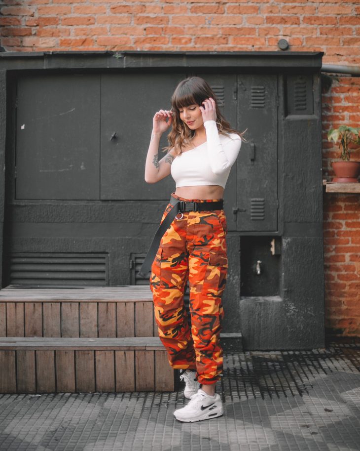 Calça cargo: 20 looks para se inspirar e usar a peça estilosa do momento