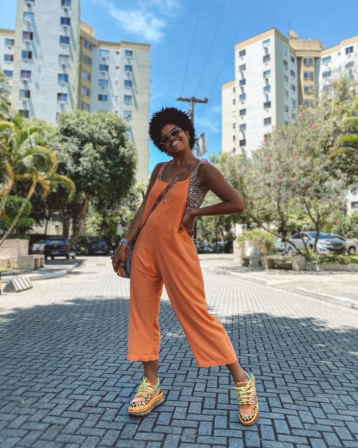 Tênis colorido: 30 looks que mesclam conforto e estilo