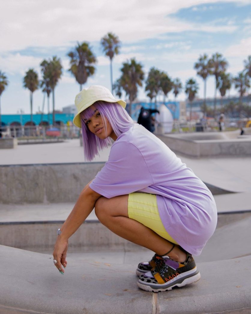 Tênis colorido: 30 looks que mesclam conforto e estilo