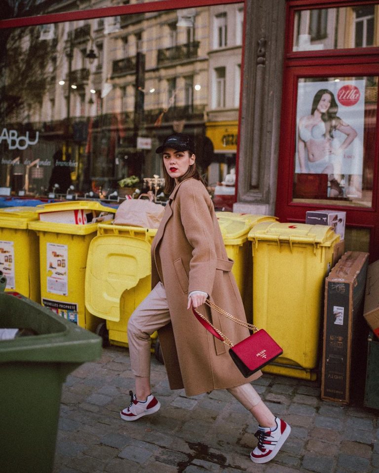 Tênis colorido: 30 looks que mesclam conforto e estilo