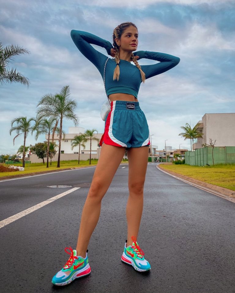 Tênis colorido: 30 looks que mesclam conforto e estilo