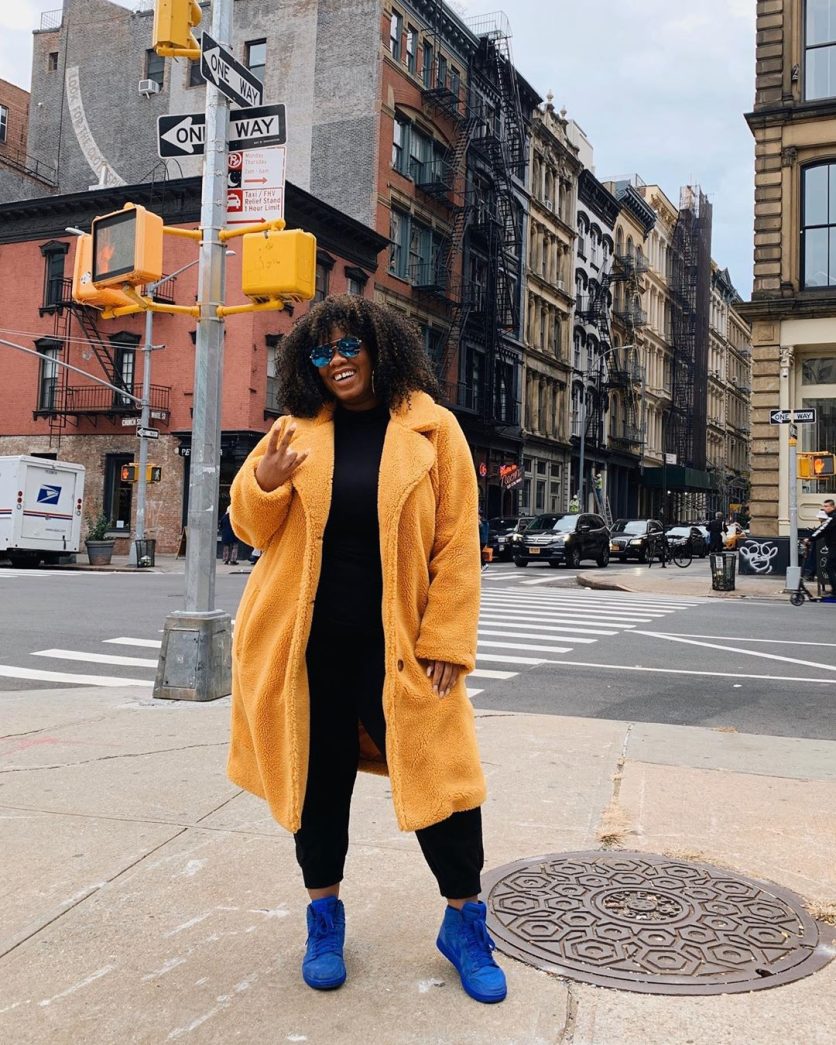 Tênis colorido: 30 looks que mesclam conforto e estilo