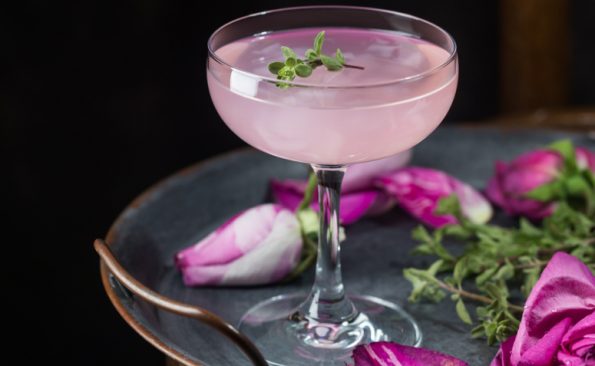 Água de rosa: 7 benefícios incríveis que você não conhecia