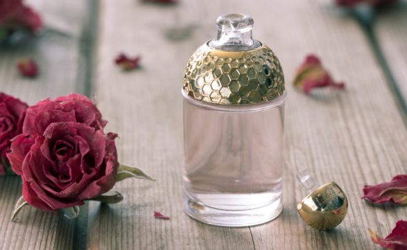 Água de rosa: 7 benefícios incríveis que você não conhecia