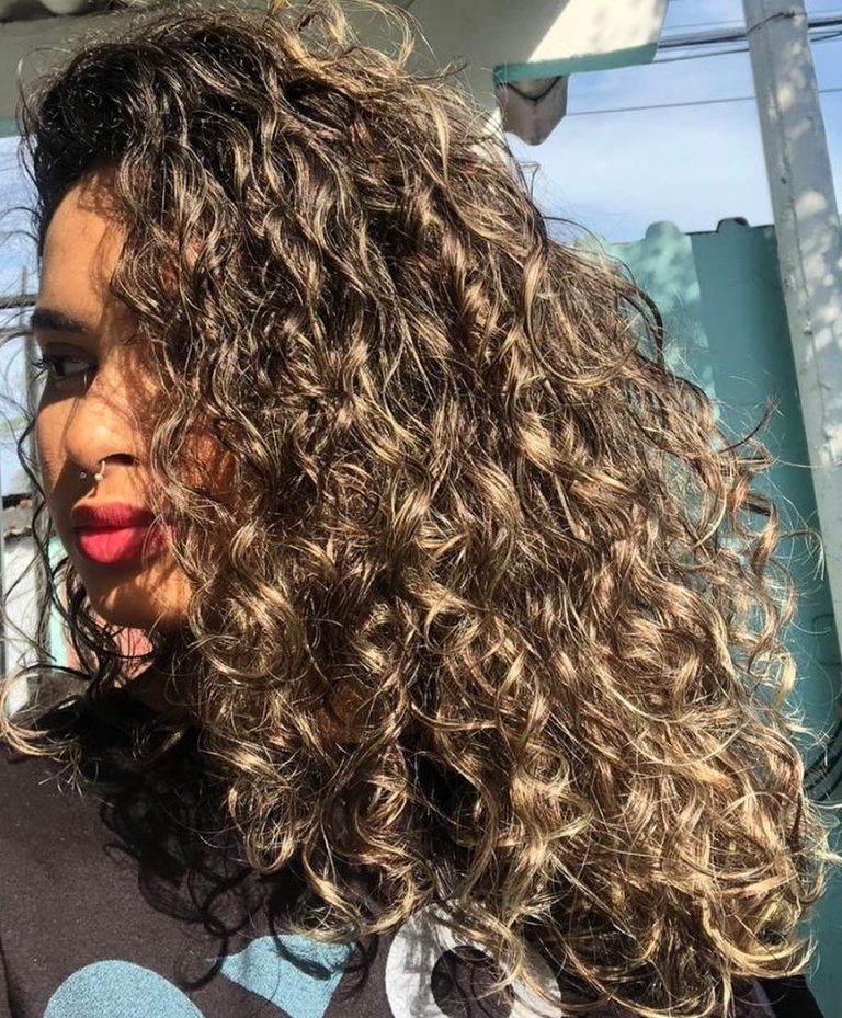 Morena iluminada cacheada: 30 fotos, como fazer e cuidados