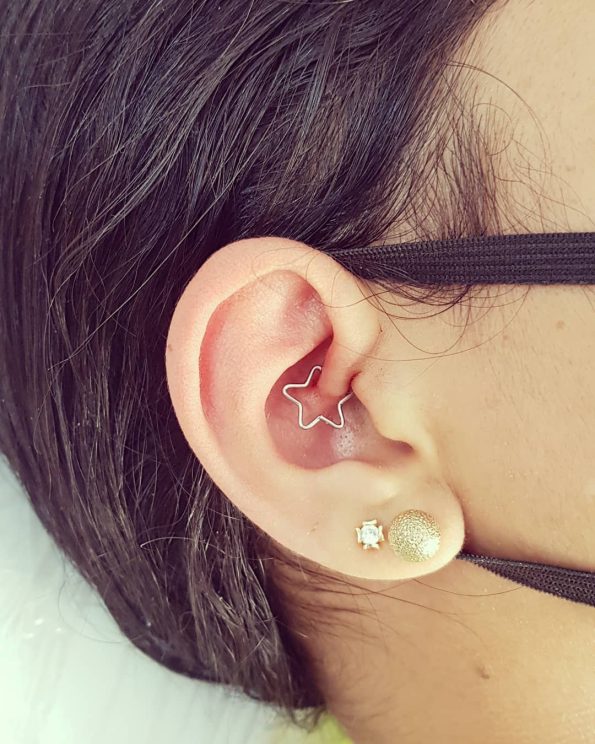 Piercing daith: 15 fotos inspiradoras + relatos e dicas de cuidados