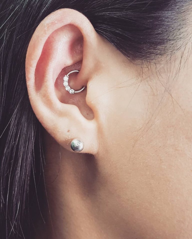 Piercing daith: 15 fotos inspiradoras + relatos e dicas de cuidados