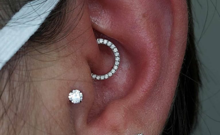 Piercing daith: 15 fotos inspiradoras + relatos e dicas de cuidados