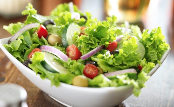 Salada de alface: 13 receitas que vão te ajudar a sair da mesmice