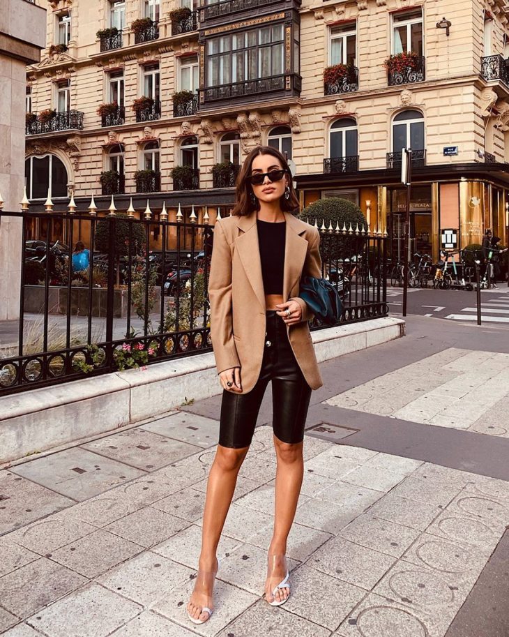 Como usar shorts de couro: 25 looks poderosos para se inspirar