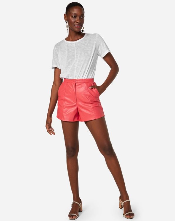 Como usar shorts de couro: 25 looks poderosos para se inspirar