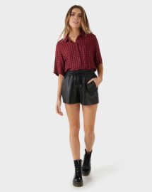 Como usar shorts de couro: 25 looks poderosos para se inspirar