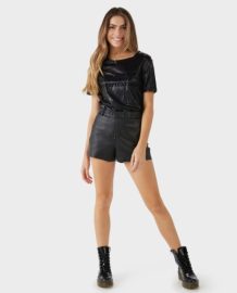 Como usar shorts de couro: 25 looks poderosos para se inspirar