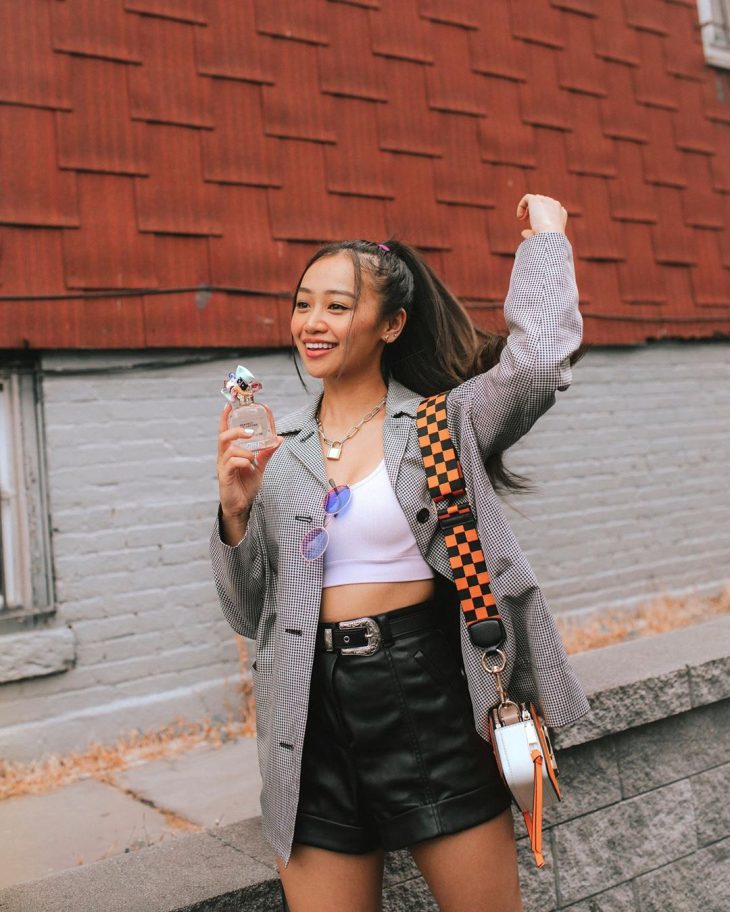 Como usar shorts de couro: 25 looks poderosos para se inspirar