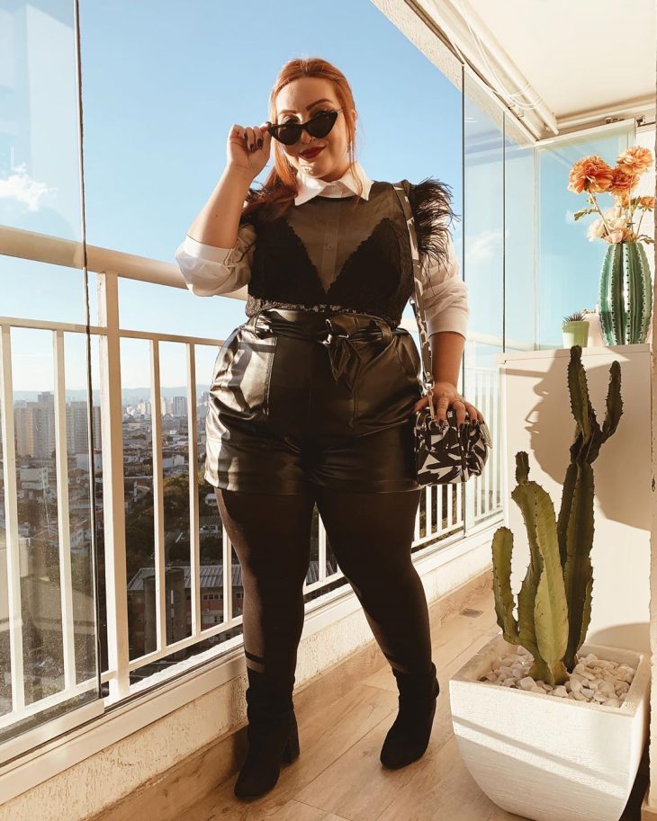 Como usar shorts de couro: 25 looks poderosos para se inspirar