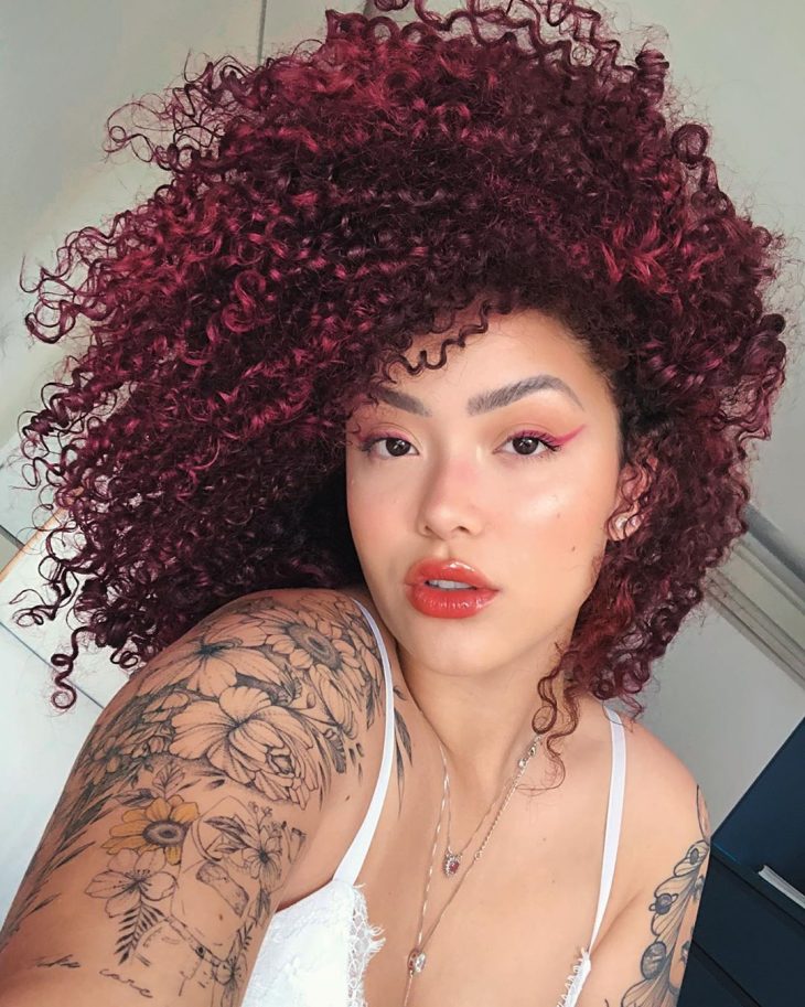 Cabelo cacheado marsala: 25 ideias + tutoriais dessa cor vibrante