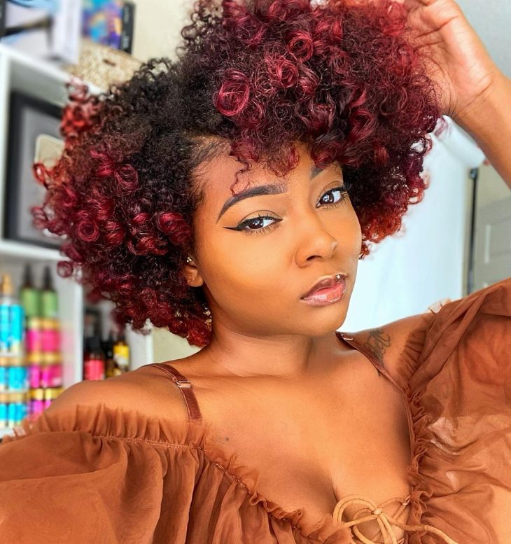 Cabelo cacheado marsala: 25 inspirações + tutoriais dessa cor vibrante