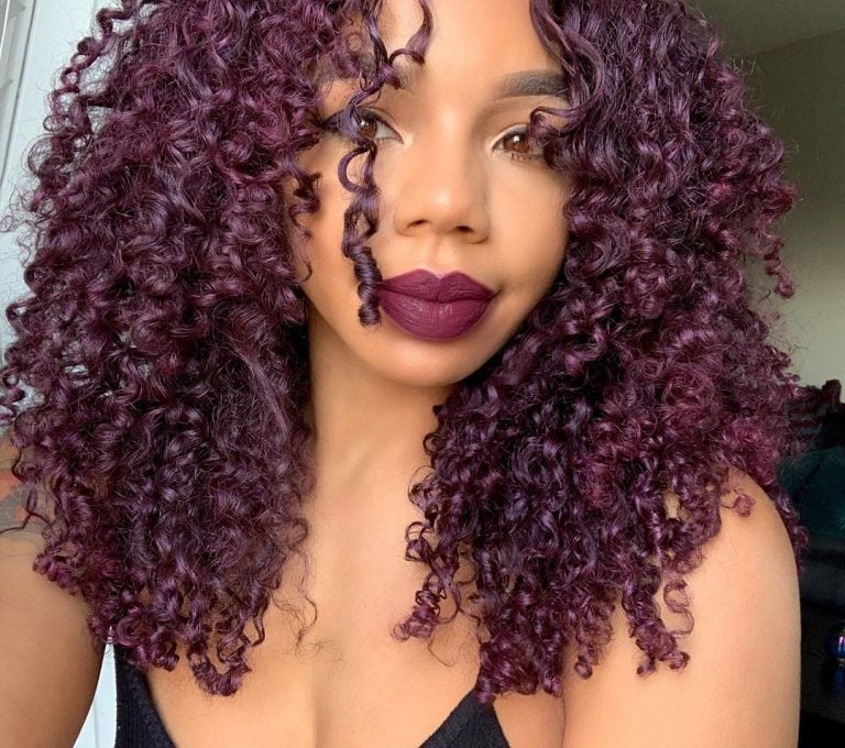 Cabelo cacheado marsala: 25 ideias + tutoriais dessa cor vibrante