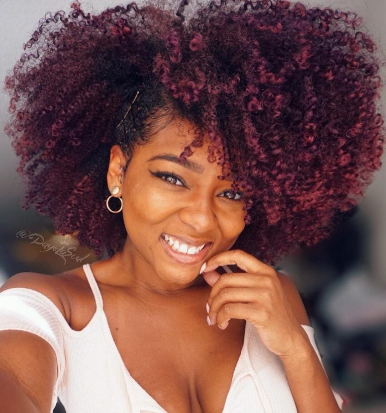 Cabelo cacheado marsala: 25 ideias + tutoriais dessa cor vibrante