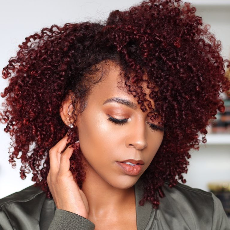 Cabelo cacheado marsala: 25 ideias + tutoriais dessa cor vibrante