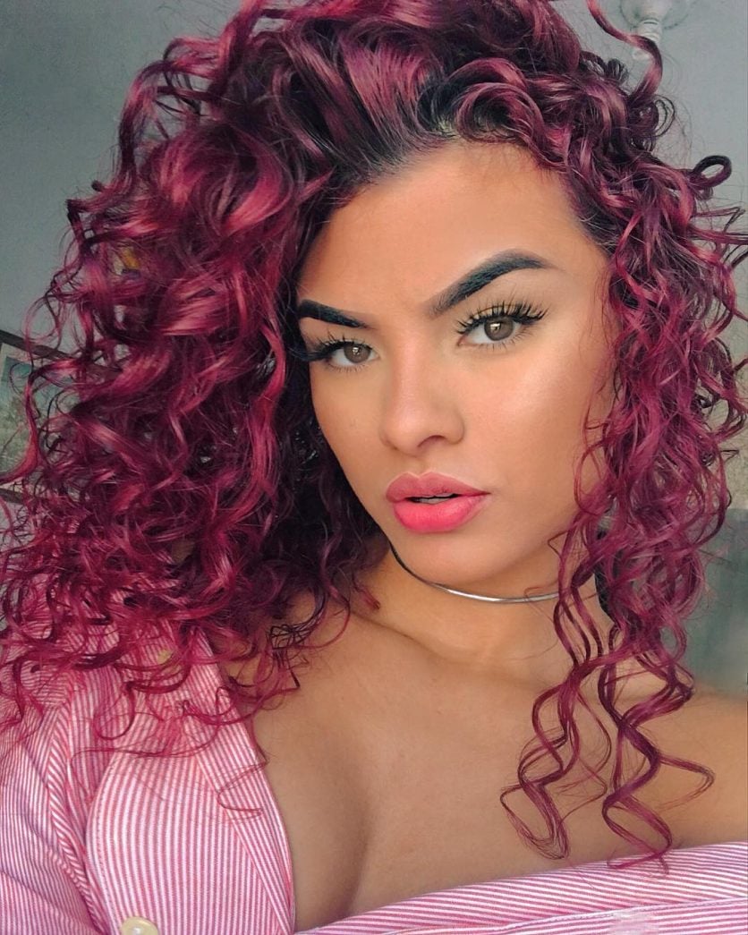 Cabelo cacheado marsala: 25 ideias + tutoriais dessa cor vibrante