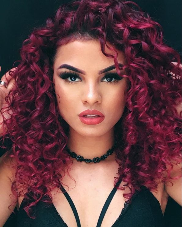 Cabelo cacheado marsala: 25 inspirações + tutoriais dessa cor vibrante