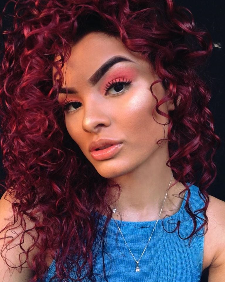 Cabelo cacheado marsala: 25 ideias + tutoriais dessa cor vibrante