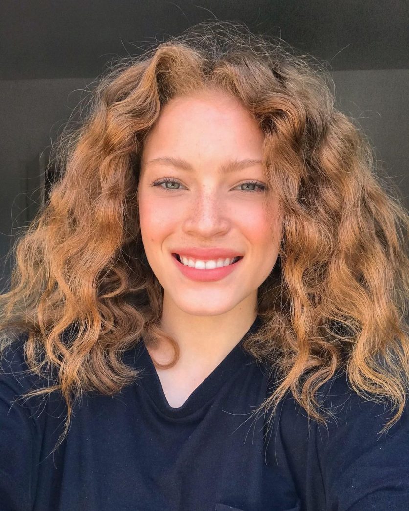 Cabelo frisado: confira dicas de como cuidar melhor dos seus fios