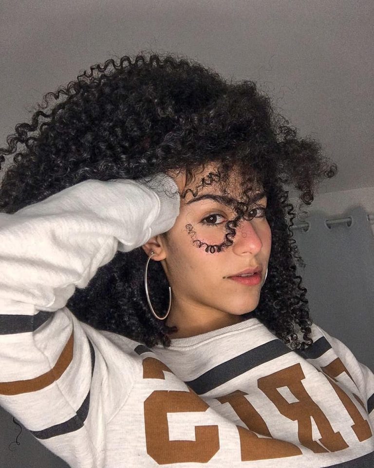 Cabelo frisado: confira dicas de como cuidar melhor dos seus fios