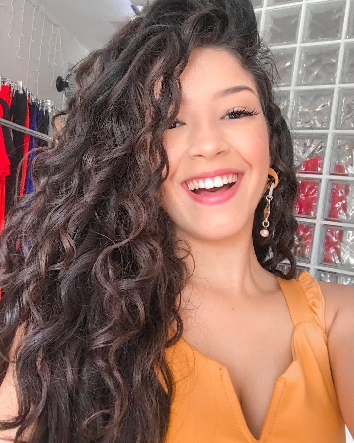 Cabelo frisado: confira dicas de como cuidar melhor dos seus fios