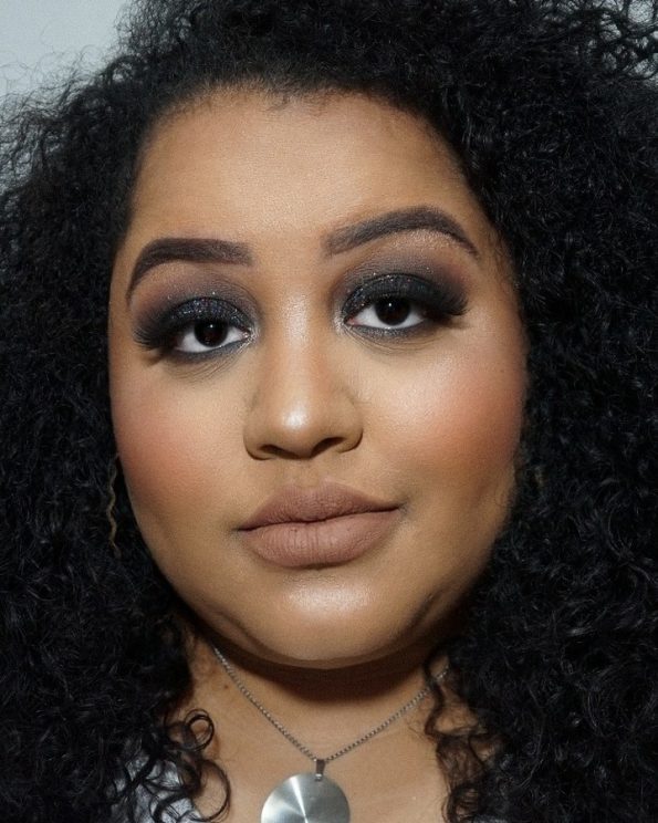 Maquiagem preta: 35 inspirações e passo a passo para aprender já