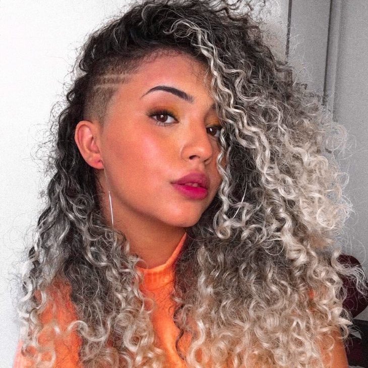 Cabelo cacheado raspado do lado: 60 fotos dessa tendência