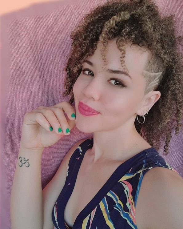 Cabelo cacheado raspado do lado: 60 fotos dessa tendência