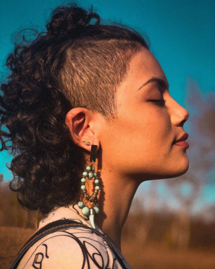 Cabelo cacheado raspado do lado: 60 fotos dessa tendência