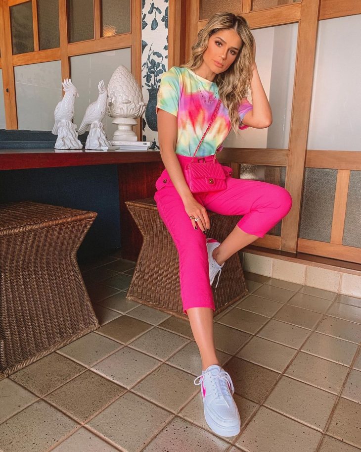 Calça rosa: 30 fotos + opções para chamar de sua