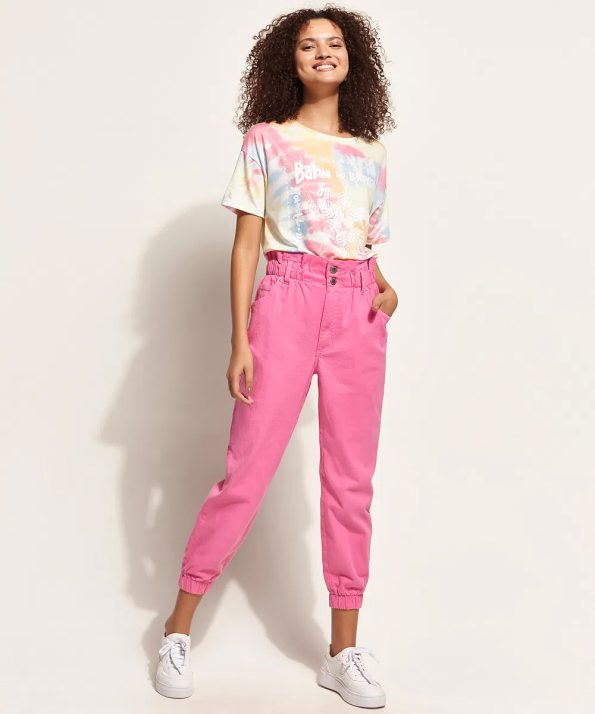 Calça rosa: 30 fotos + opções para chamar de sua