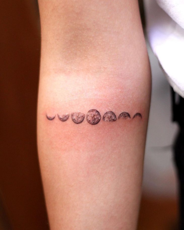 Tatuagem de fases da lua: 80 ideias supercriativas para fazer a sua