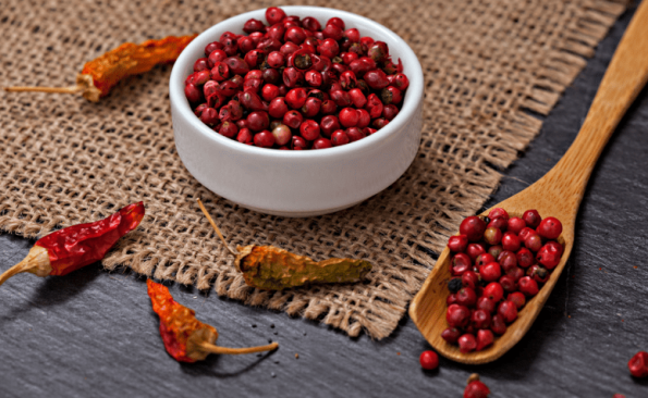 Pimenta-rosa: 7 benefícios + receitas cheias de sabor para testar