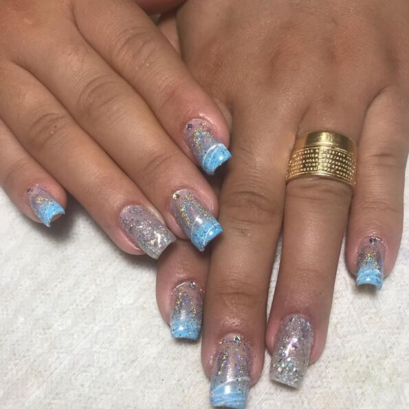 Esmalte azul-claro: 40 modelos de unhas para arrasar com o tom