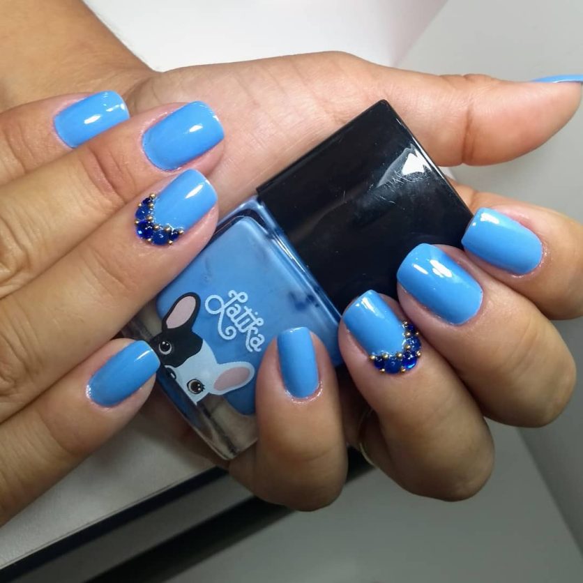 Esmalte azul-claro: 40 modelos de unhas para arrasar com o tom
