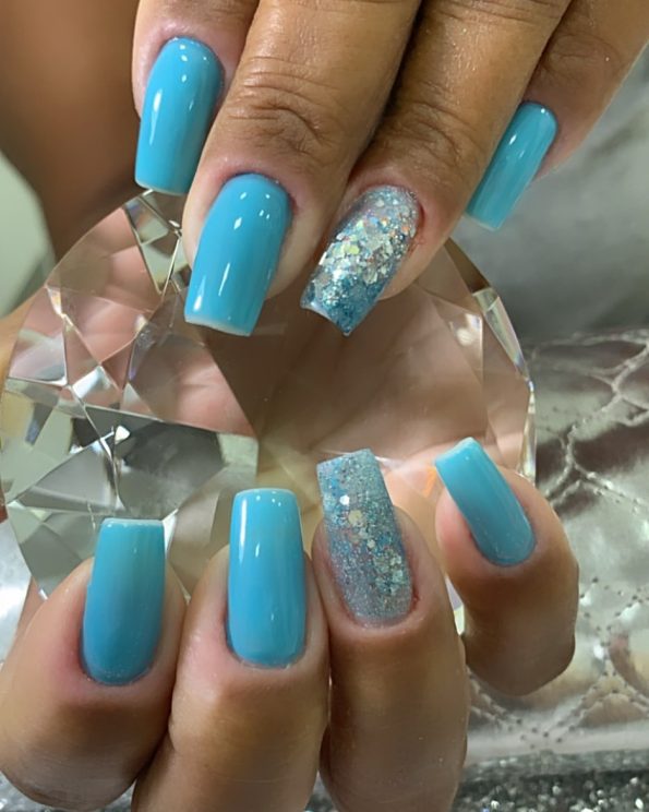 Esmalte azul-claro: 40 modelos de unhas para arrasar com o tom