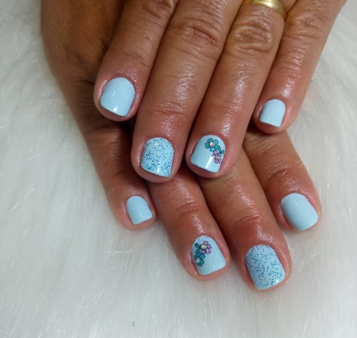Esmalte azul-claro: 40 modelos de unhas para arrasar com o tom