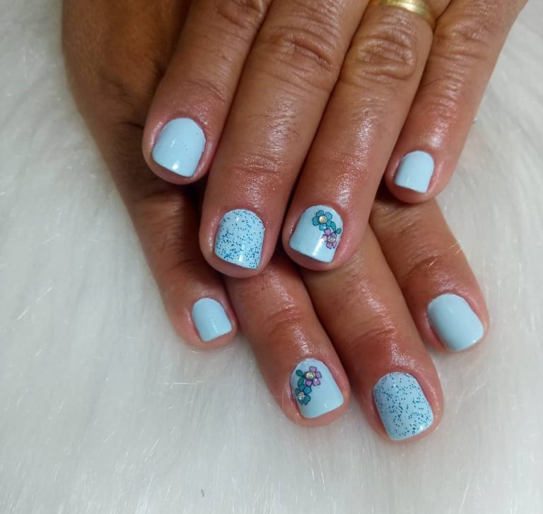 Esmalte azul-claro: 40 modelos de unhas para arrasar com o tom
