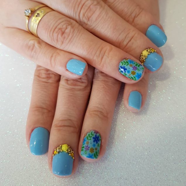 Esmalte azul-claro: 40 modelos de unhas para arrasar com o tom