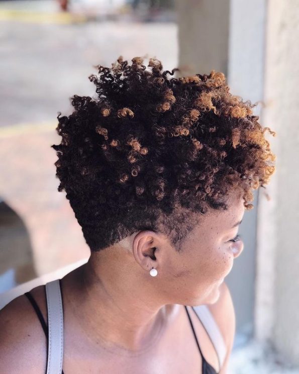 Pixie cut cacheado ou crespo: 30 inspirações e dicas para a tendência