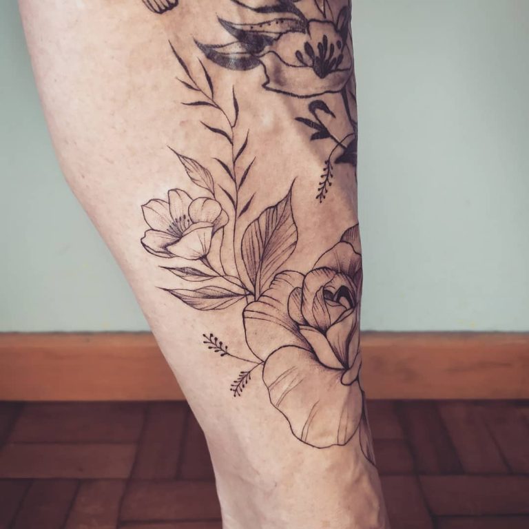 Tatuagem de flor na perna: veja 50 inspirações com desenhos belíssimos