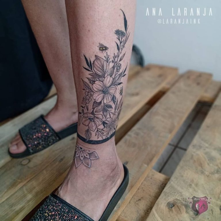 Tatuagem de flor na perna: veja 50 inspirações com desenhos belíssimos