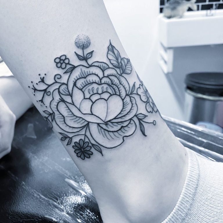 Tatuagem de flor na perna: veja 50 inspirações com desenhos belíssimos